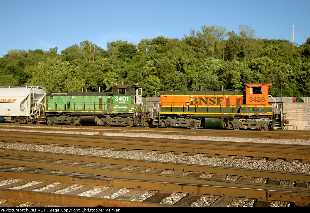 BNSF 3426 and BNSF 3401